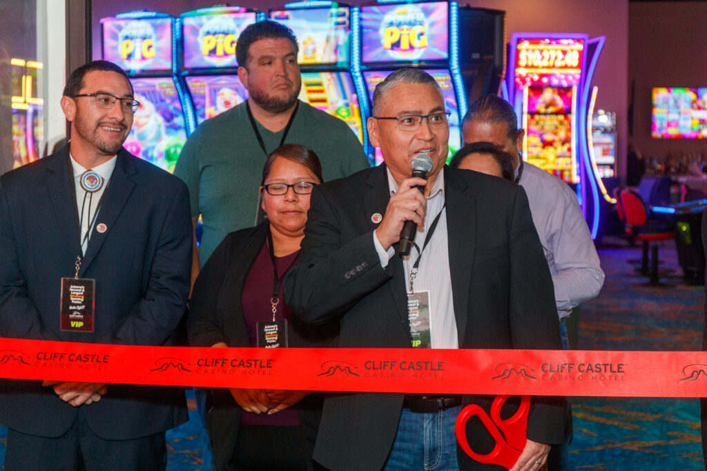 Cliff Castle Casino cuts ribbon on parlor - Journalaz.com